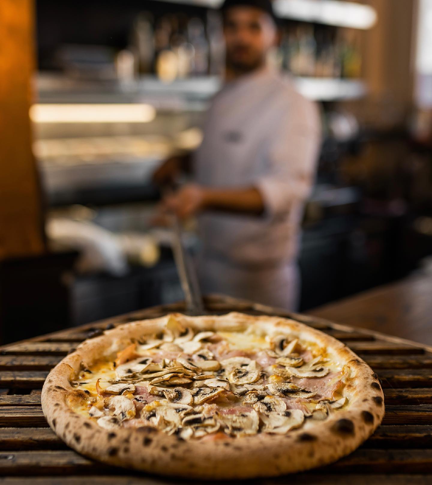 Have a slice of our 𝐏𝐢𝐳𝐳𝐚 𝐩𝐫𝐨𝐬𝐜𝐢𝐮𝐭𝐭𝐨 𝐄 𝐅𝐮𝐧𝐠𝐡𝐢, it’s tempting, simple ...
